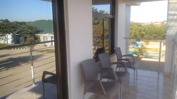 Quarto casal luxo, sacada, vista para o jardim | Terraço/pátio
