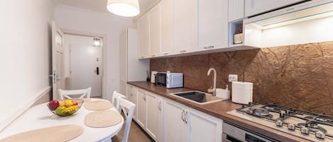 Apartamento Deluxe, vista para a montanha | Cozinha privada | Um frigorífico/congelador grande, um micro-ondas, um forno