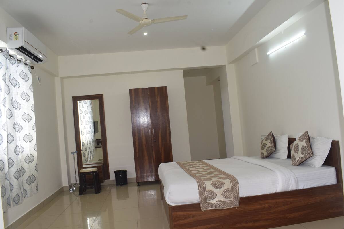 Quarto casal luxo, 1 cama King, vista para a cidade | Wi-Fi de cortesia
