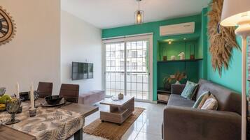 Apartamento, 2 quartos, cozinha, Vista para a cidade | Refeições no quarto