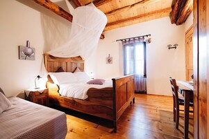 Secretária, secretária adequada para computadores portáteis 