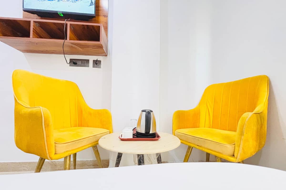 Quarto casal luxo, vista para a cidade | Opções para refeição no quarto