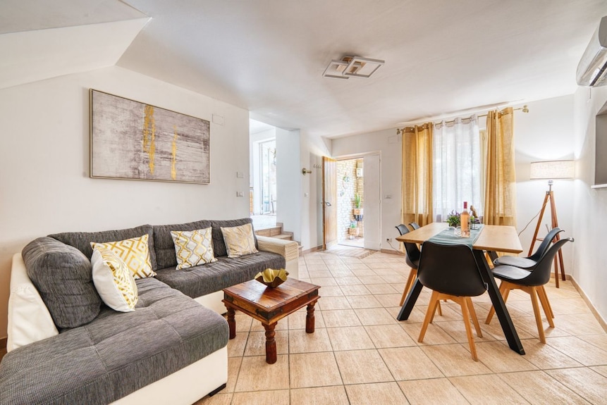 Guesthost - Charming 100 Sqm Apartment, Perfect For 6 People And Ideal For Families, Spread Over Two Levels And Located On The Mezzanine Floor Of A Building Without An Elevator.the Property Is Located In Castelnuovo, A Town Immersed In The Green Umbrian - 아시시