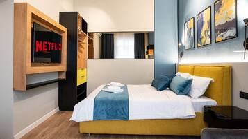 Apartamento Deluxe, 1 quarto, varanda | Roupa de alta qualidade, camas de colchão viscoelástico, secretária