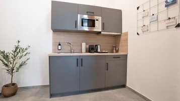 Estúdio premium, 1 cama Queen | Cozinha privada | Geladeira, micro-ondas, cooktop, talheres/pratos/utensílios de cozinha