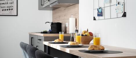 Apartamento luxo, 1 cama Queen e sofá-cama | Cozinha privada | Geladeira, micro-ondas, cooktop, talheres/pratos/utensílios de cozinha