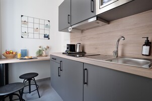 Estúdio Básico, 1 cama queen-size | Cozinha privada | Um frigorífico, um micro-ondas, uma placa de cozinha 