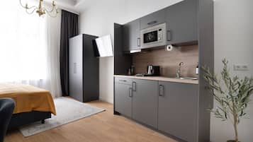Estúdio luxo, 1 cama Queen | Cozinha privada | Geladeira, micro-ondas, cooktop, talheres/pratos/utensílios de cozinha