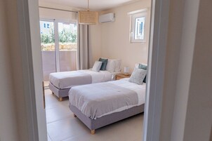 Apartamento de Luxo, vista para a piscina | Cortinas/cortinados opacos, ferro/tábua de engomar, Wi-fi grátis 