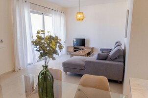 Apartamento de Luxo, vista para a piscina | Cortinas/cortinados opacos, ferro/tábua de engomar, Wi-fi grátis 