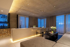 Suite-Estúdio de Luxo, varanda | Minibar com produtos grátis, cofre no quarto, secretária