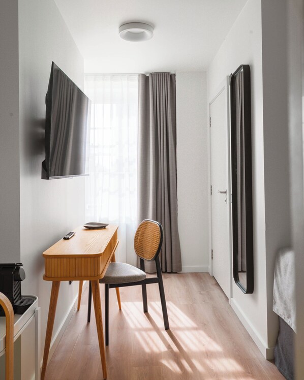 Quarto Individual | Com decoração personalizada, com mobília individualizada, secretária 