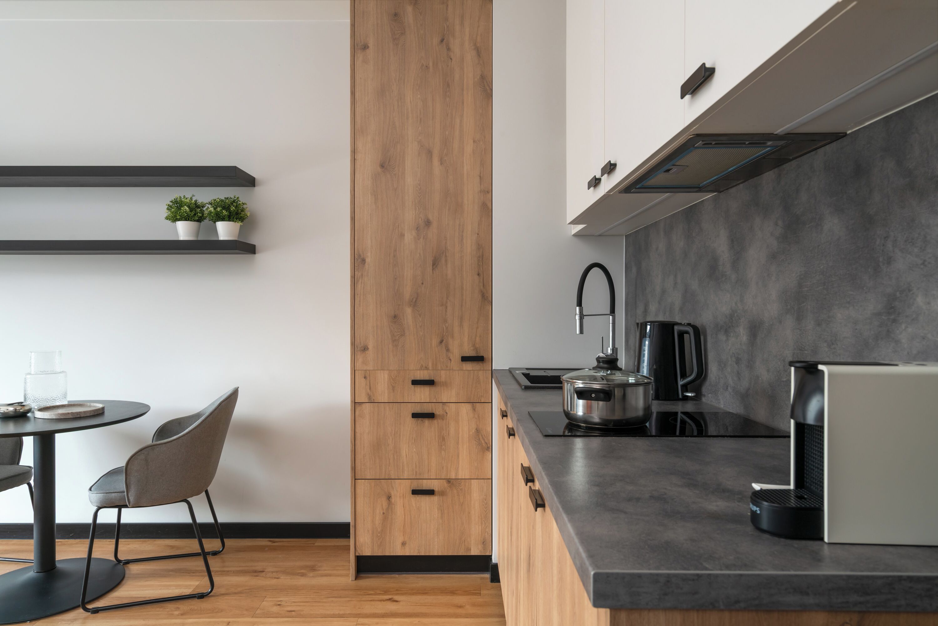 Apartamento Superior, varanda | Kitchenette privada | Uma chaleira elétrica, uma cadeira de bebé 