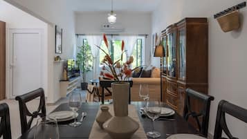 Apartamento, 3 quartos, cozinha, vista para a cidade | Opções para refeição no quarto