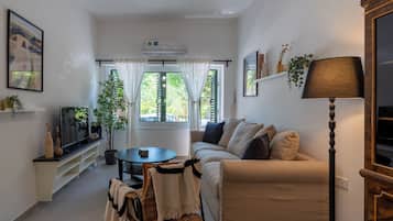 Apartamento, 3 quartos, cozinha, vista para a cidade | Sala de estar | Smart TV 50 polegadas com canais digitais, serviços de streaming