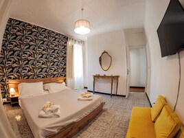 Apartamento família, sacada, vista para a cidade | Roupas de cama premium, edredons de pluma, individualmente decorados