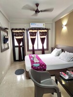 Quarto casal luxo, várias camas, ar-condicionado | Roupas de cama antialérgicas, cofres nos quartos, escrivaninha