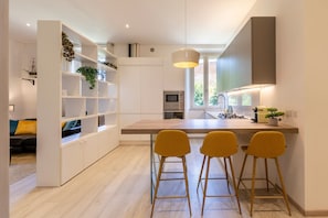 Apartamento (2 Bedrooms) | Cozinha privada | Micro-ondas, fogão, lava-louças, cadeirão de bebê