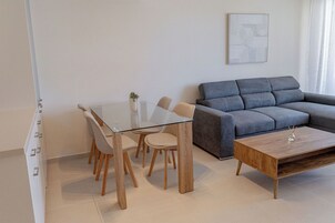 Apartamento de Luxo, vista para a piscina | Sala de estar