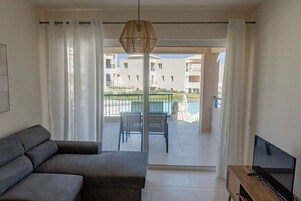 Apartamento de Luxo, vista para a piscina | Cofre no quarto, cortinas/cortinados opacos, ferro/tábua de engomar 