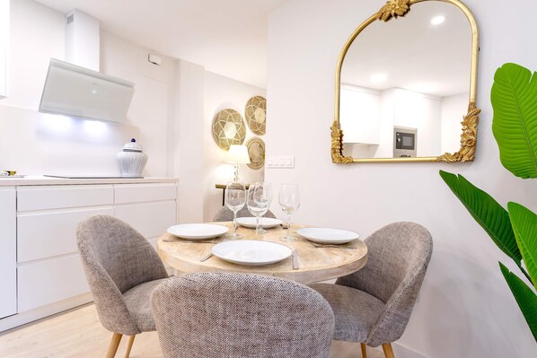 Apartamento (2 Bedrooms) | Refeições no quarto