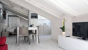 Um apartamento moderno com sala de jantar, cozinha e área de estar.
