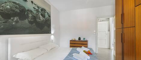 Apartamento standard, 1 quarto (Piccola Torbole) | 1 quarto, Wi-Fi de cortesia, roupa de cama