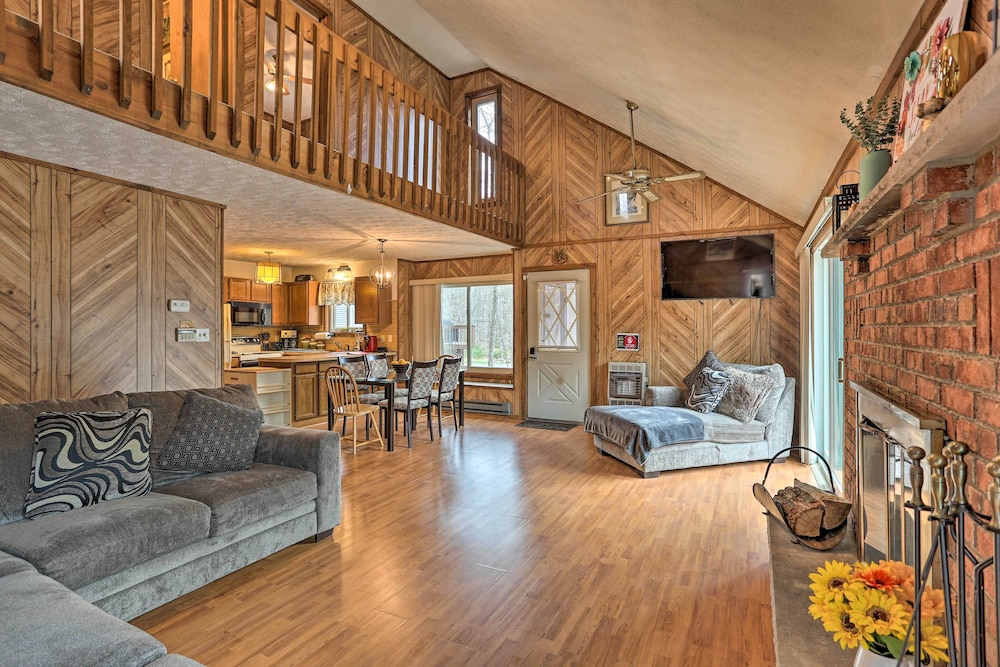 Resort Perks: Picturesque Poconos Getaway! - Pocono Mountains, PA