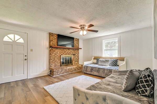 6 Mi To Dtwn: Charming Home W/ Yard In Charlotte - Charlotte, NC