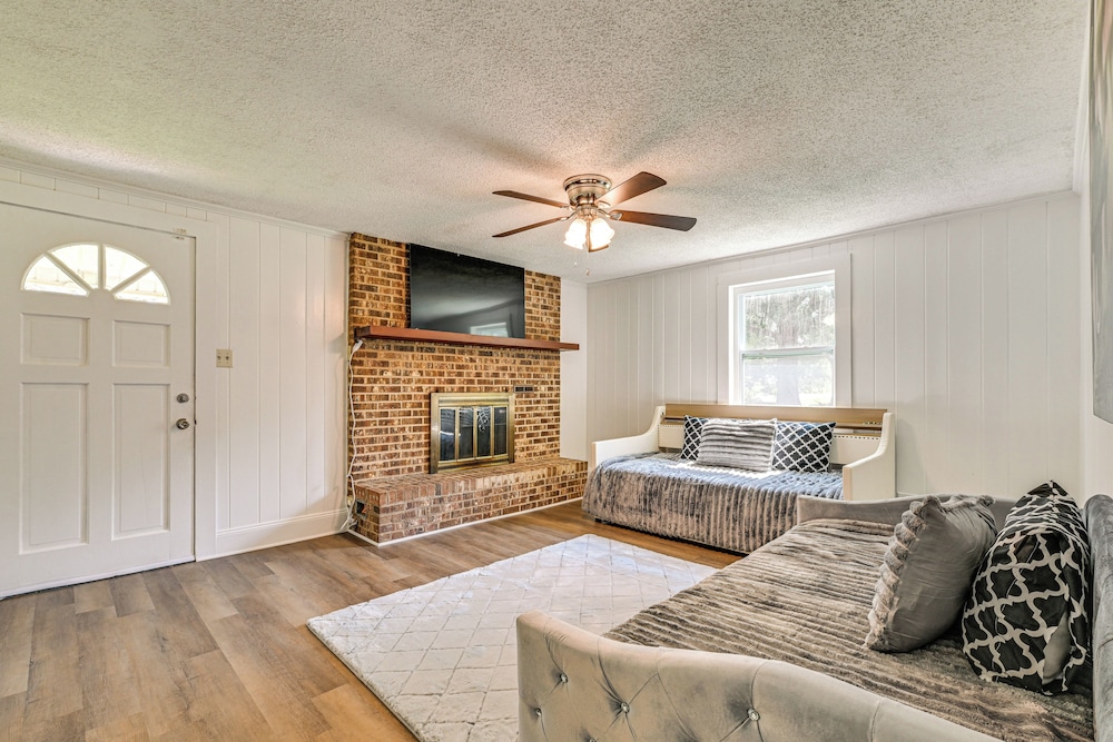 6 Mi To Dtwn: Charming Home W/ Yard In Charlotte - Charlotte, NC