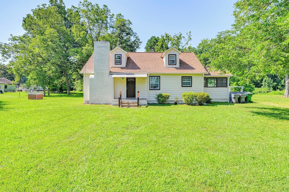 6 Mi To Dtwn: Charming Home W/ Yard In Charlotte - Charlotte, NC