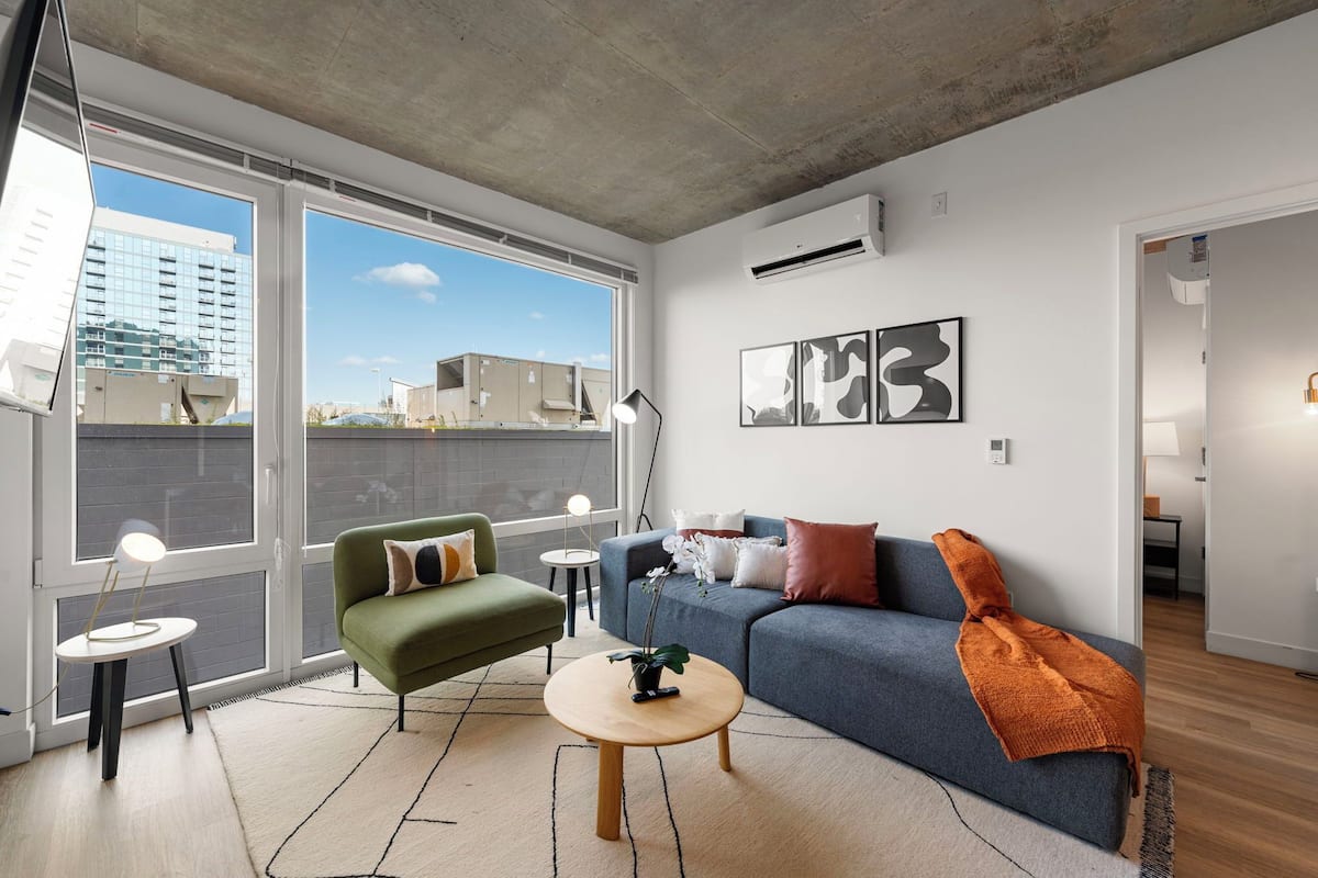 Apartamento grand, vista para a cidade | Área de estar | Smart TV 75 polegadas com canais digitais, Netflix