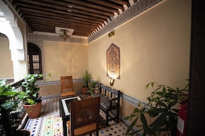 Quarto Triplo Deluxe, varanda | Terraço/pátio interior