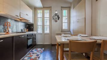 Apartamento, 2 quartos, sacada | Cozinha privada | Geladeira, micro-ondas, fogão, cooktop