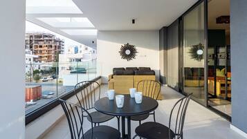 Apartamento, 2 quartos, cozinha, Vista para a cidade | Varanda