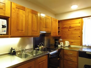 Apartamento superior | Cozinha privada | Geladeira grande, fogão, cooktop, torradeira