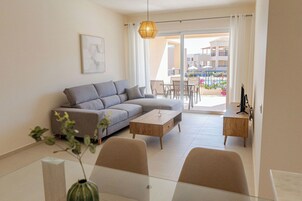 Apartamento, vista para a piscina | Cofre no quarto, cortinas/cortinados opacos, ferro/tábua de engomar 