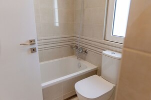 Apartamento, vista para a piscina | Casa de banho