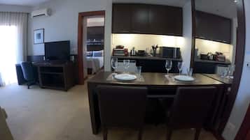 Apartamento | Cofre no quarto, secretária