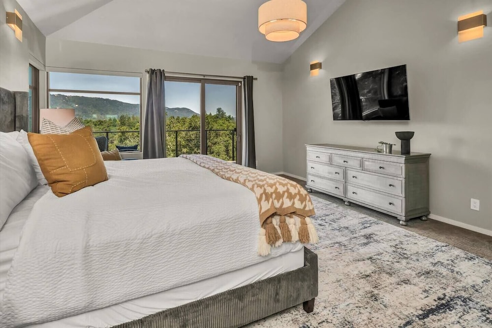 Luxury Modern Home w/ Views - 3 Acres | 4000 Sq Ft - Fetters Hot ...