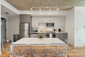 Apartamento Tradicional, Vista para a cidade | Cozinha privada | Um frigorífico, um micro-ondas, um forno, uma placa de cozinha