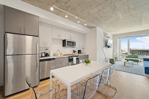 Apartamento Tradicional, Vista para a cidade | Cozinha privada | Um frigorífico, um micro-ondas, um forno, uma placa de cozinha