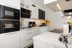 Cozy nest 7 | Cozinha privada | Uma máquina de lavar louça, utensílios de cozinha 
