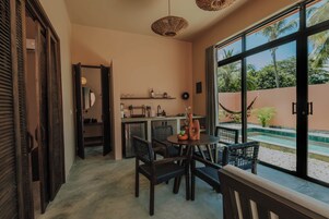 Vila luxo, 1 cama Queen, vista para a piscina | Área de estar