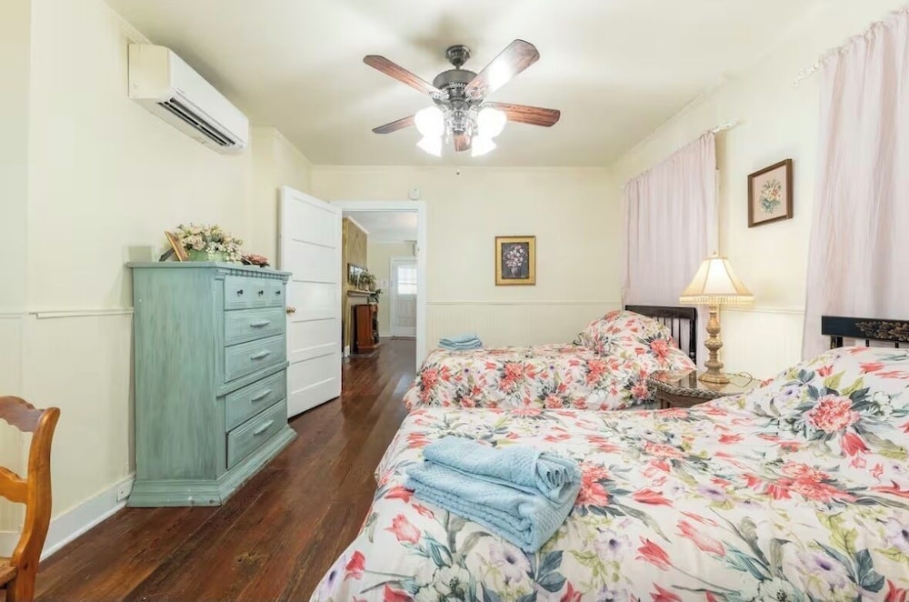 Charming 2BR Historic Kitchen House Steps from Colonial Lake & King ...