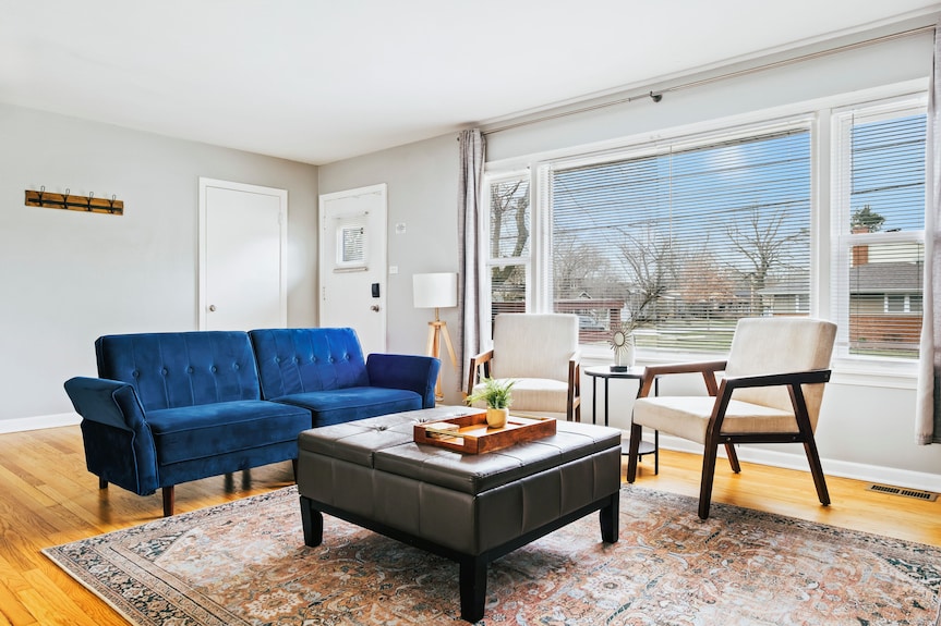 Homewood Oasis With 3 Beds And A Fully Fenced Backyard! - Tinley Park, IL