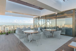 Apartamento superluxo | Opções para refeição ao ar livre