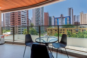 Apartamento luxo | Opções para refeição ao ar livre