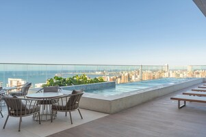 Piscina interna, guarda-sóis, espreguiçadeiras