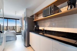 Apartamento superluxo | Cozinha privada | Geladeira, cooktop, talheres/pratos/utensílios de cozinha